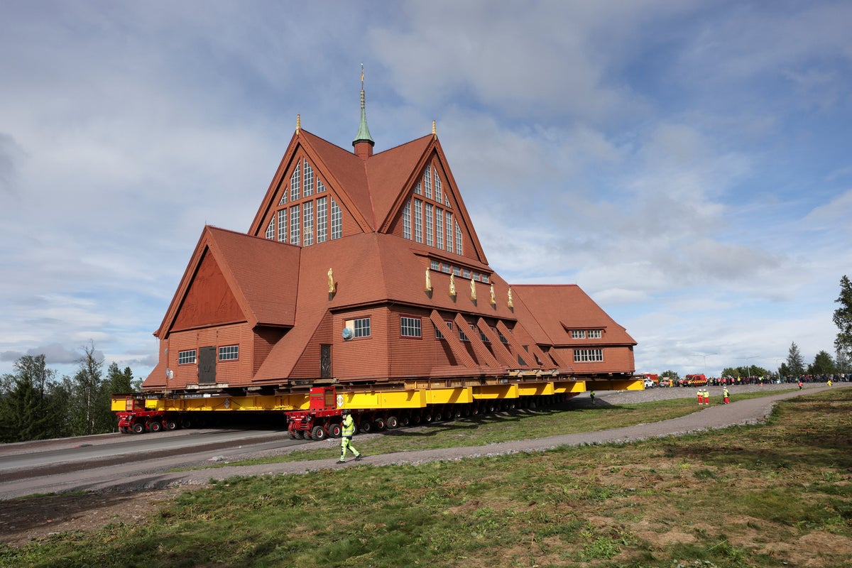 Timelapse shows Swedish 600-tonne church begin three-mile journey to ...