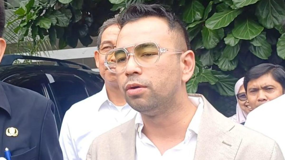 Raffi Ahmad sakit apa? Pulang berhaji mendadak operasi, perban melekat ...