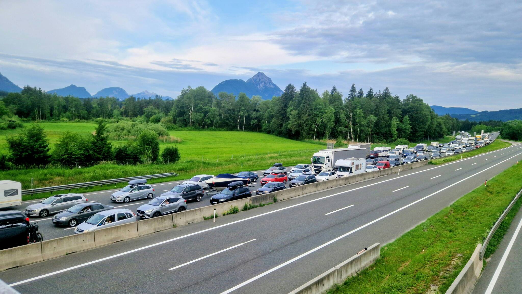 Stau am Tauerntunnel – aktuelle Verkehrslage und Staumelder im Überblick