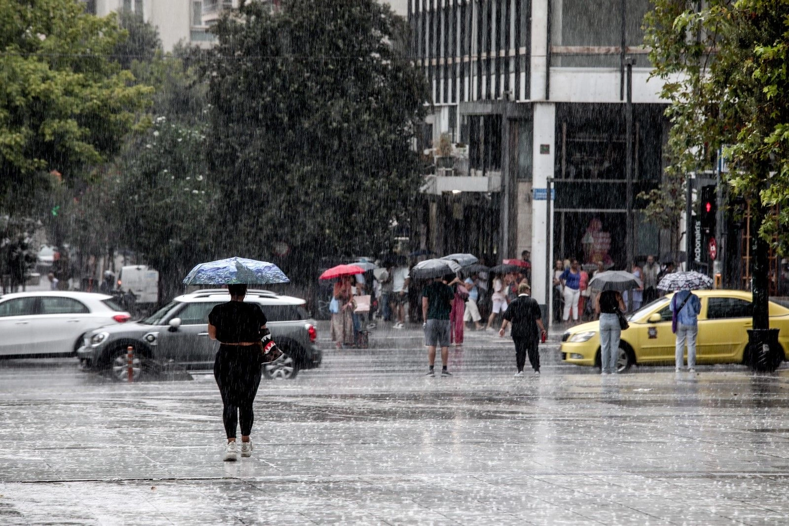 Βροχή τώρα στην Αθήνα - Πώς θα εξελιχθεί ο καιρός
