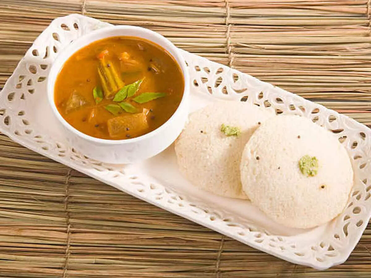 Idli vs Poha: Which is the best breakfast for weight loss & energy?