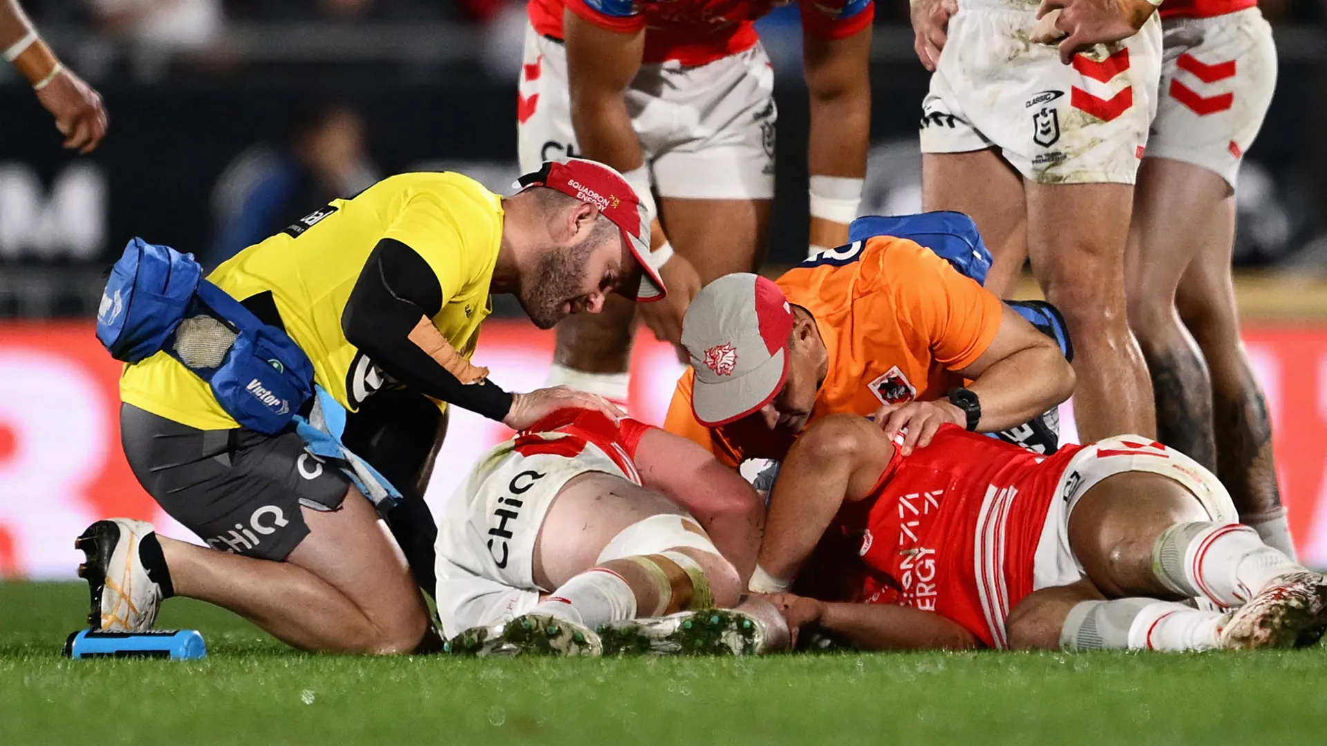 Botsing tussen teamgenoten, beiden bewusteloos op de grond: de foto's