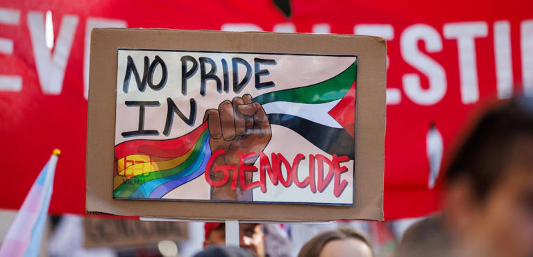 «No pride in Genocide»: Στο Pride της Στοκχόλμης, άτομα από κάθε ηλικία ...