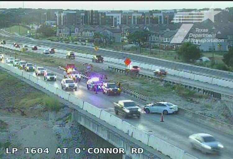 Vehicle facing wrong direction causes partial blockage on Loop 1604