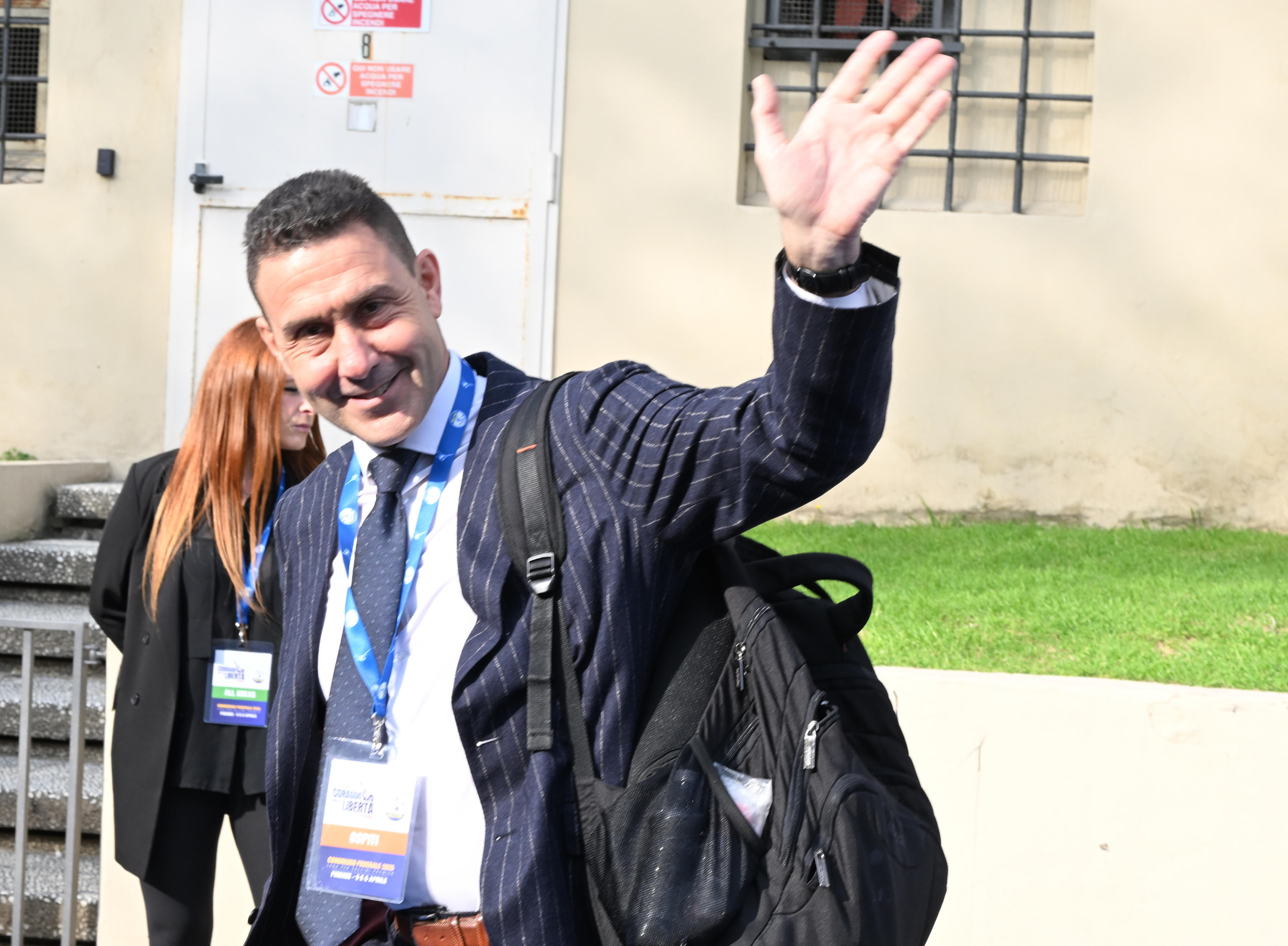 Vannacci provoca sinistra con un pesce, esposto animalisti