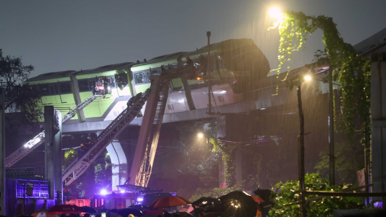 'Train overcrowded': Monorail breaks down, stuck between 2 stations ...