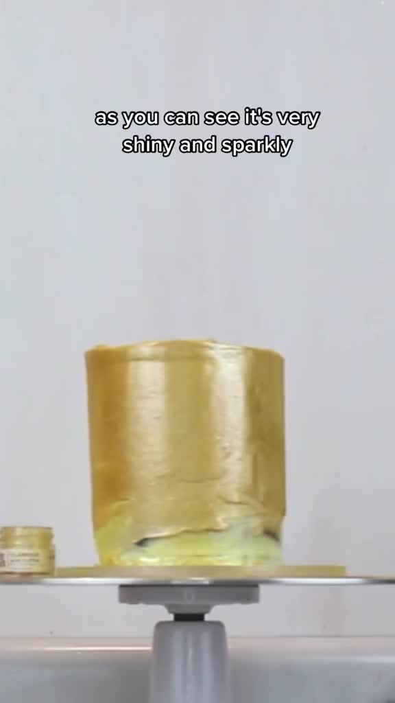 Transform Any Cake with a Glamorous Gold Fault Line Effect