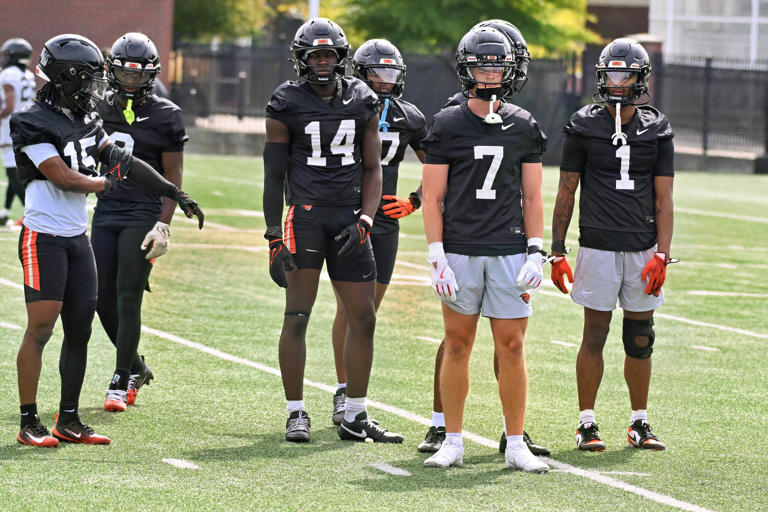 Projecting the Oregon State football depth chart as fall camp wraps up
