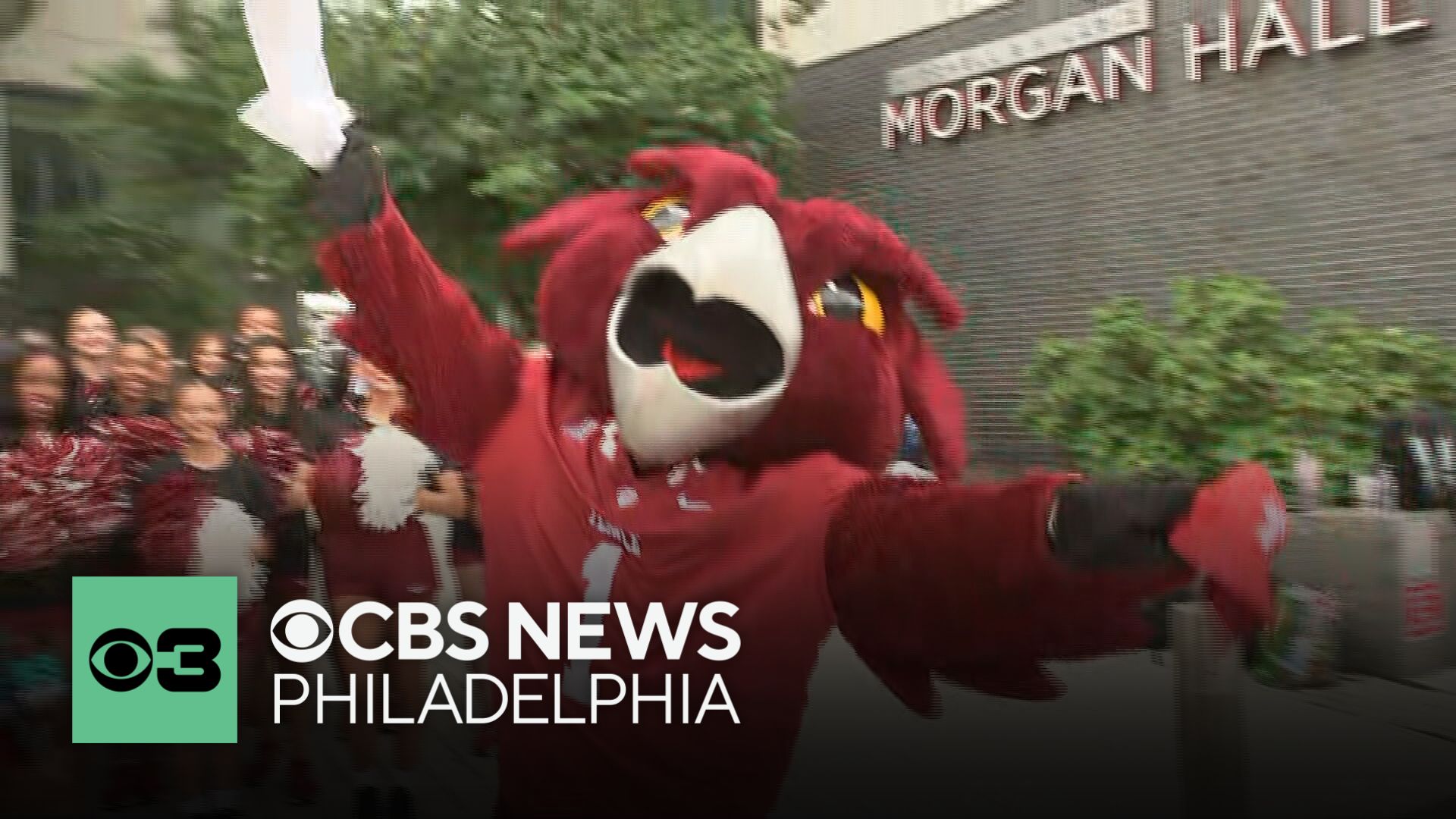 Hooter and Temple University cheerleaders welcome students moving in to ...