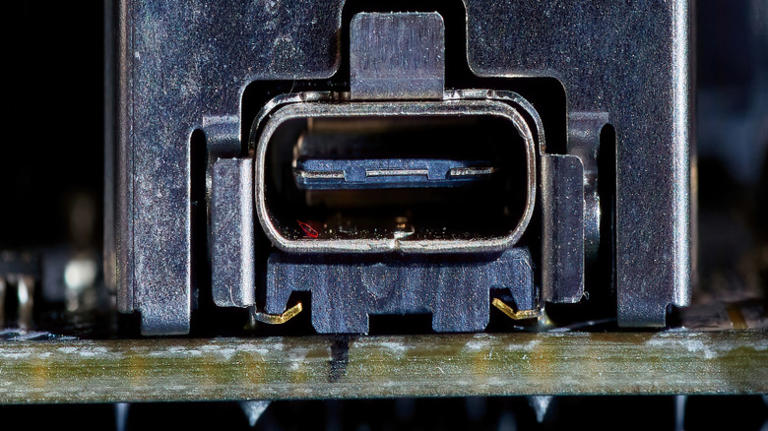 What It Really Means If You See A Yellow-Colored USB Port