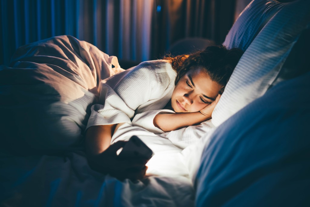 Sleep expert reveals mistakes people make when they wake up during the ...