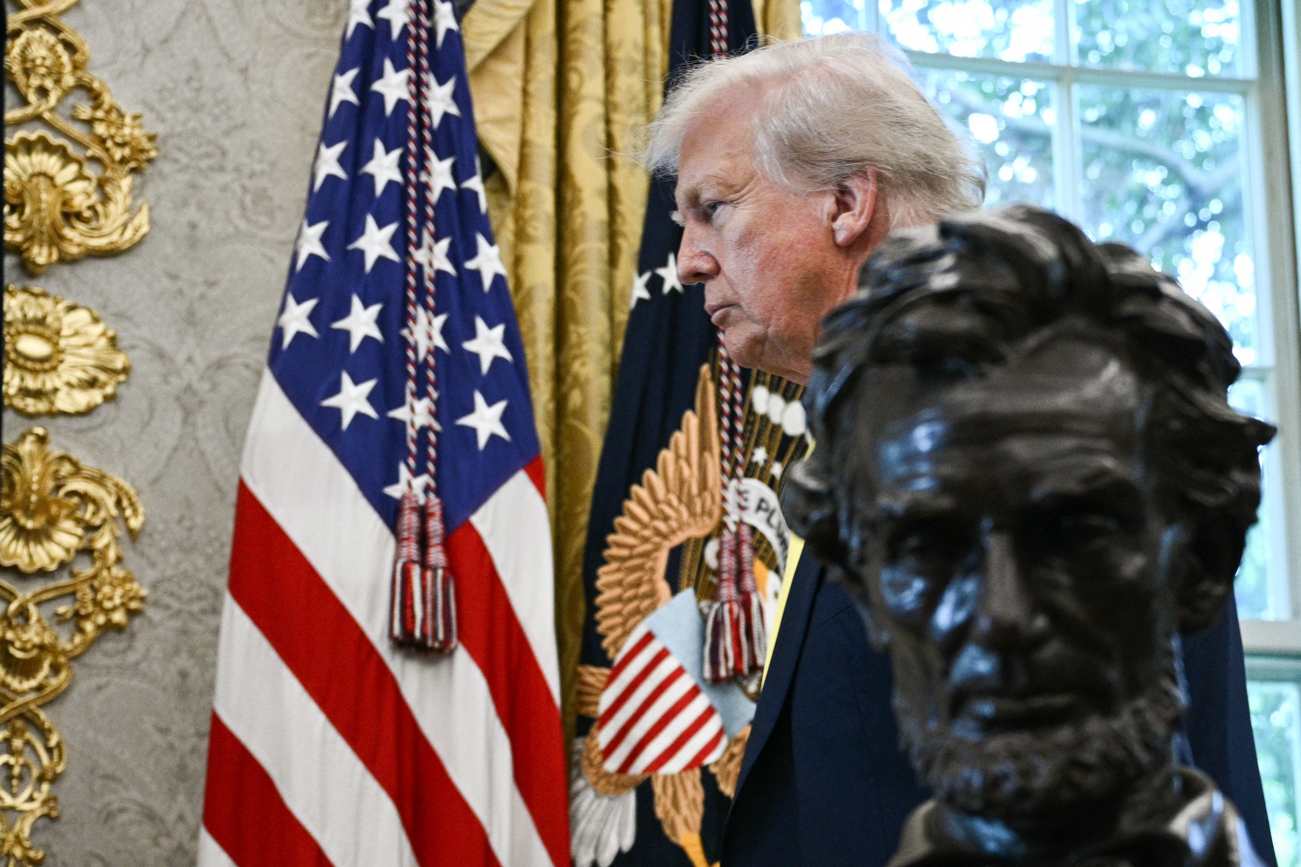 Why is the Oval Office so gold? Donald Trump’s extravagant White House ...