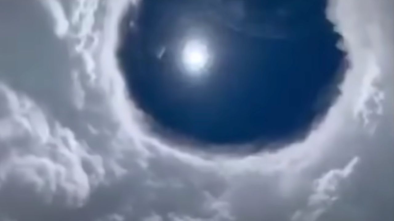 Fly through the eye of Hurricane Erin and see the powerful storm from ...