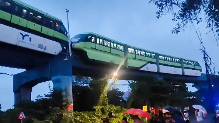 Mumbai Monorail Train Stranded Between Stations Due To Power Failure; Rescue Underway | WATCH