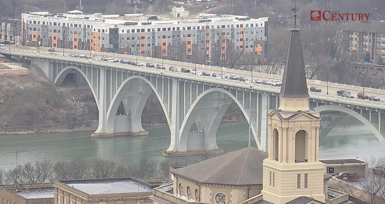 Safety poles missing from Henley Street Bridge cause concern in Knoxville