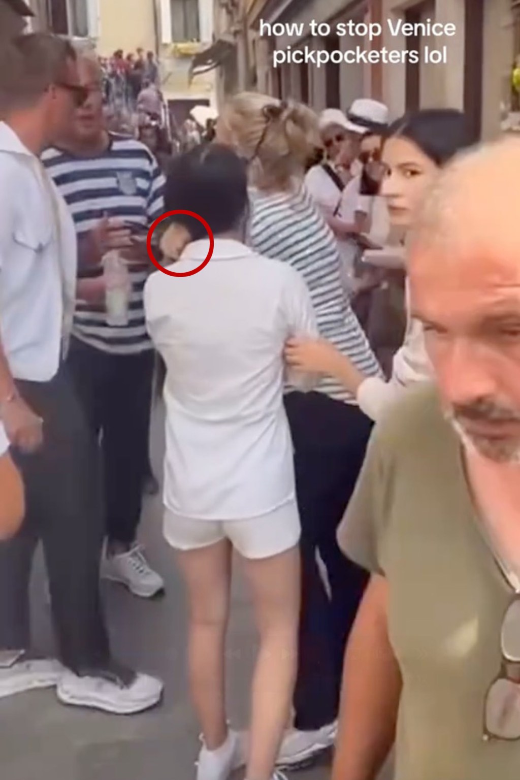 Furious US tourist yanks Venice ‘pickpocket’ by the ponytail after ...