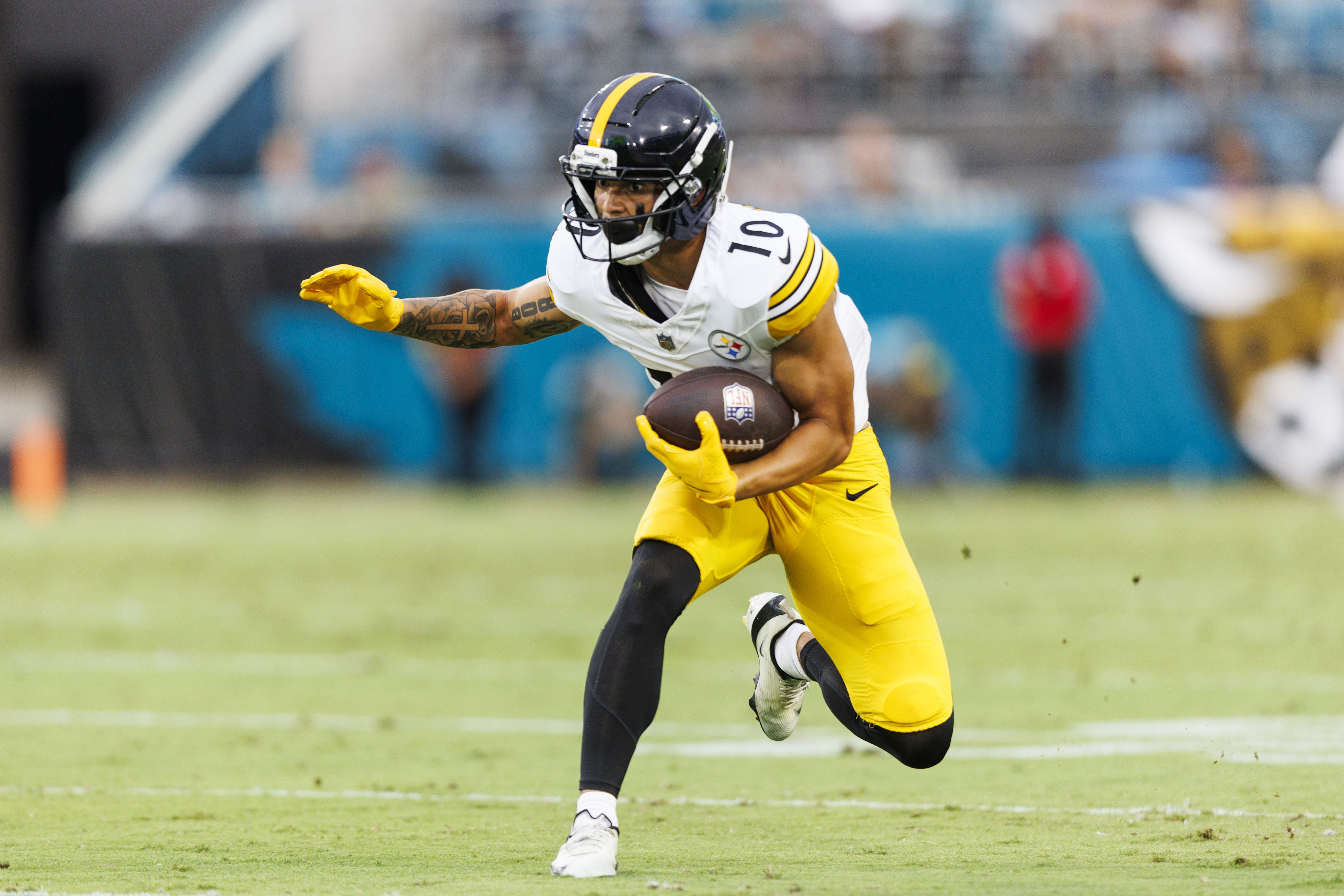 Steelers QB Aaron Rodgers setting bar high for Roman Wilson