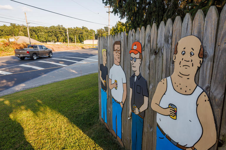 ‘King of the Hill’ mural from local tattoo artist delights drivers in ...