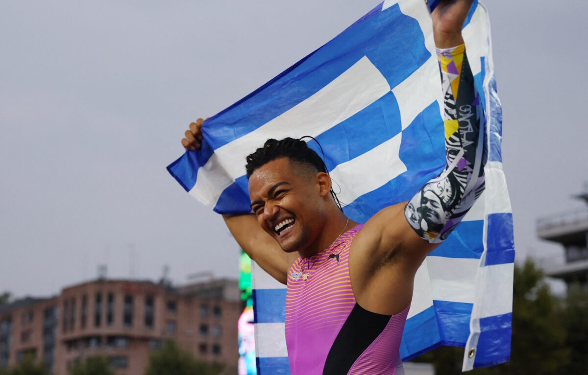 Εμμανουήλ Καραλής: Η σημαία της Ελλάδας, οι selfies με τους φαν και το ...
