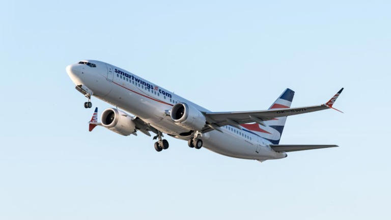 American Airlines pilot explains why planes seem to be “falling” during ...