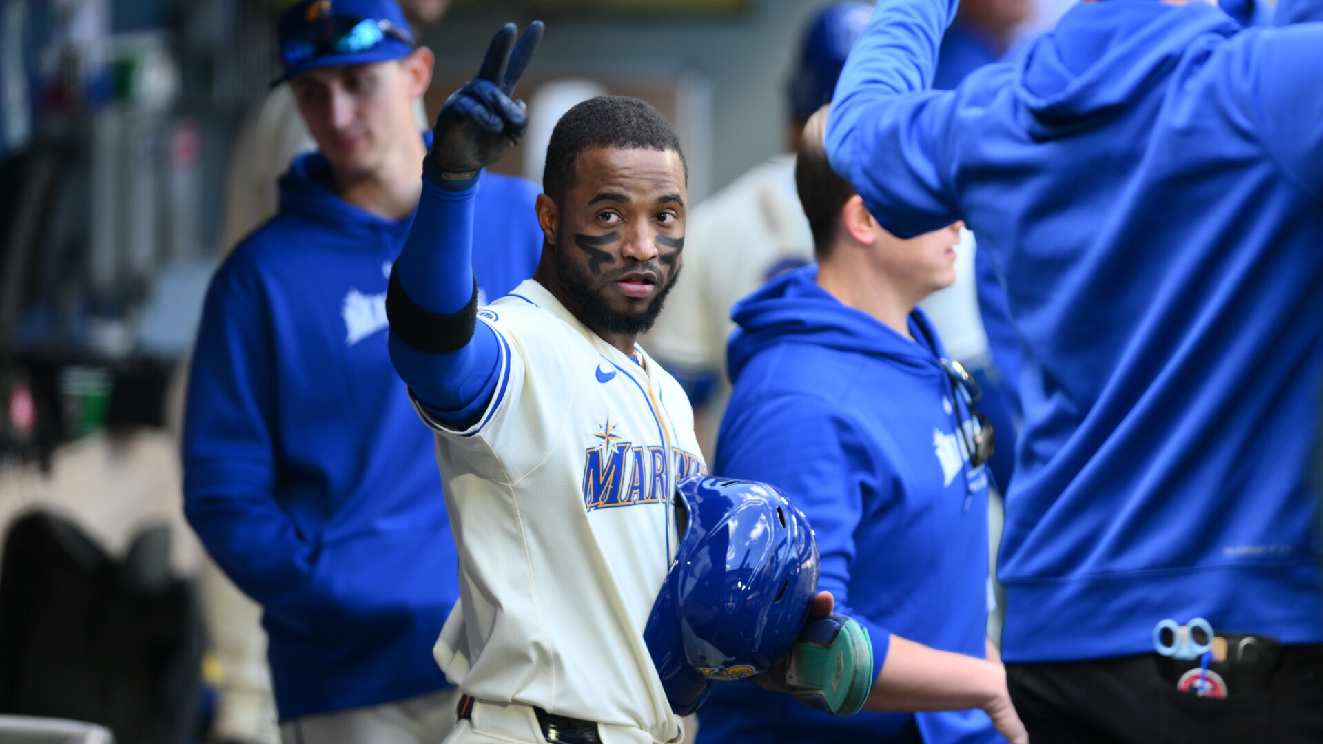 Mariners' Victor Robles suspended 10 games for throwing bat at pitcher