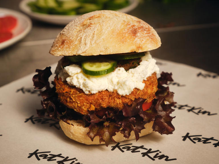 Michelin-star chef created a burger for cats — but people are loving it ...