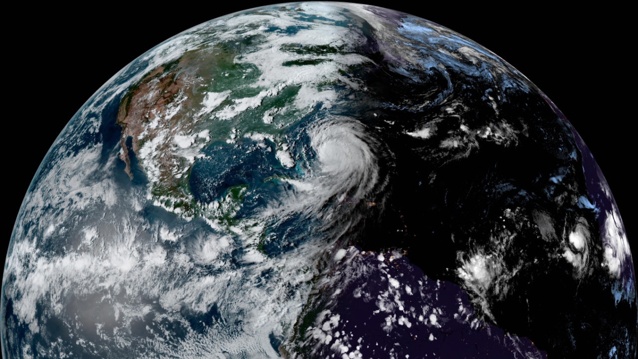 Tropical weather maps: NHC outlook, Saharan dust, water temperatures ...