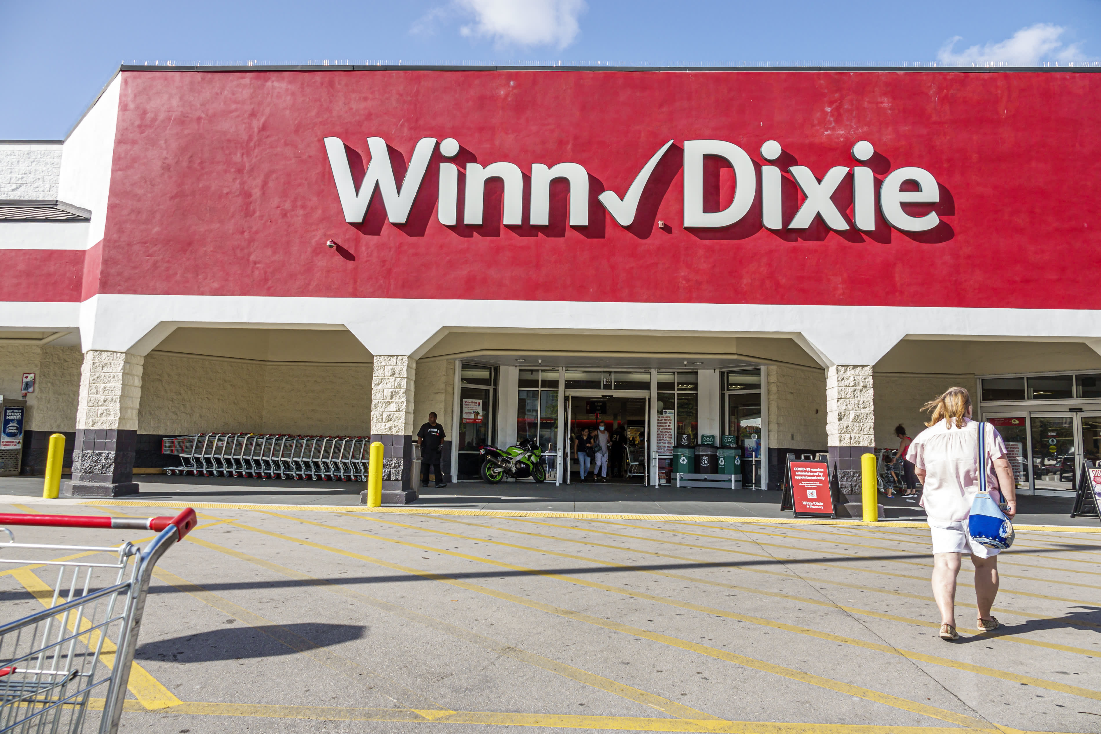 Caen tres acusados de fraude en supermercados Winn-Dixie de Miami-Dade