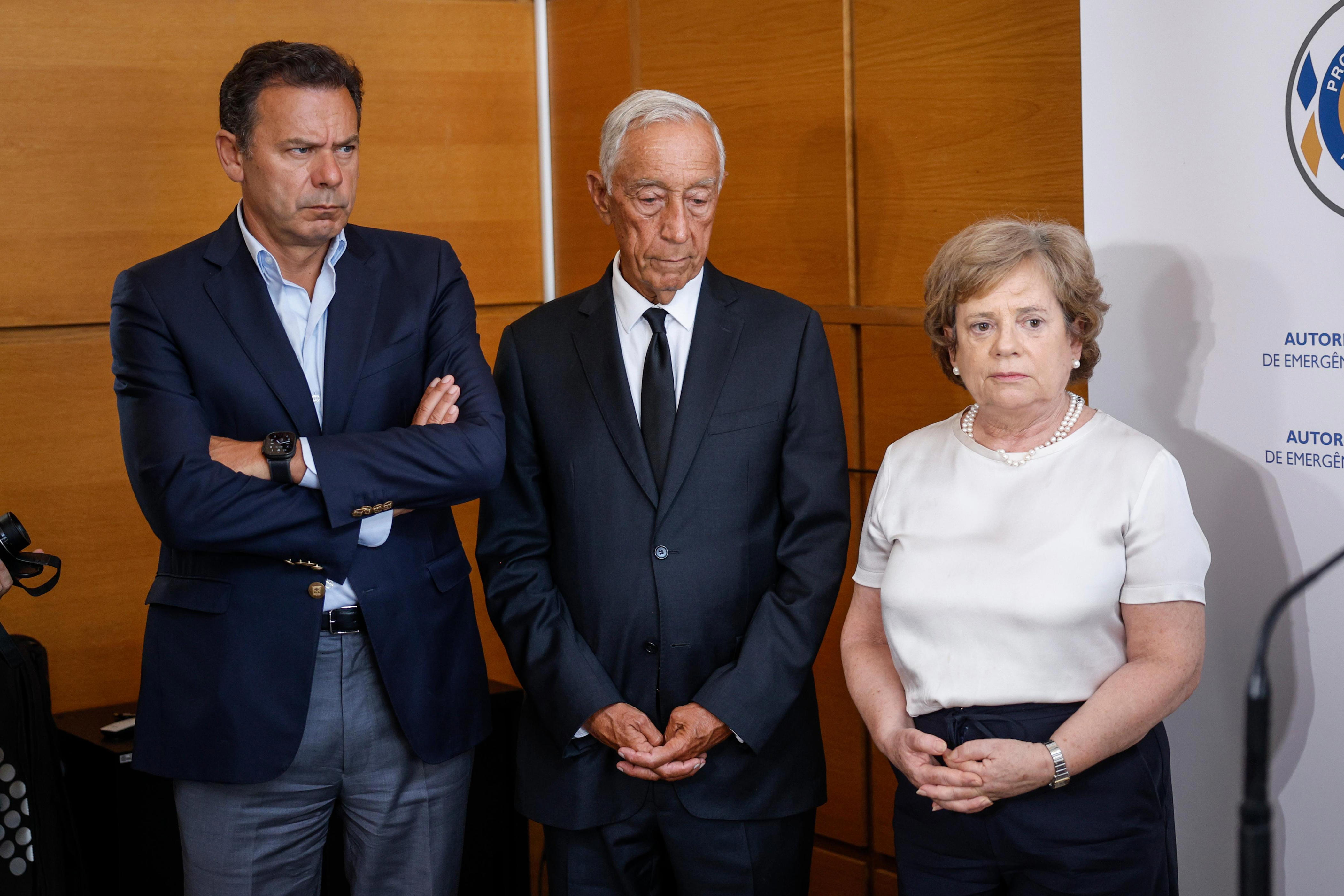 A ministra está "a descobrir as respostas a dar", diz Marcelo. "Aprende-se a dar respostas, eu ...