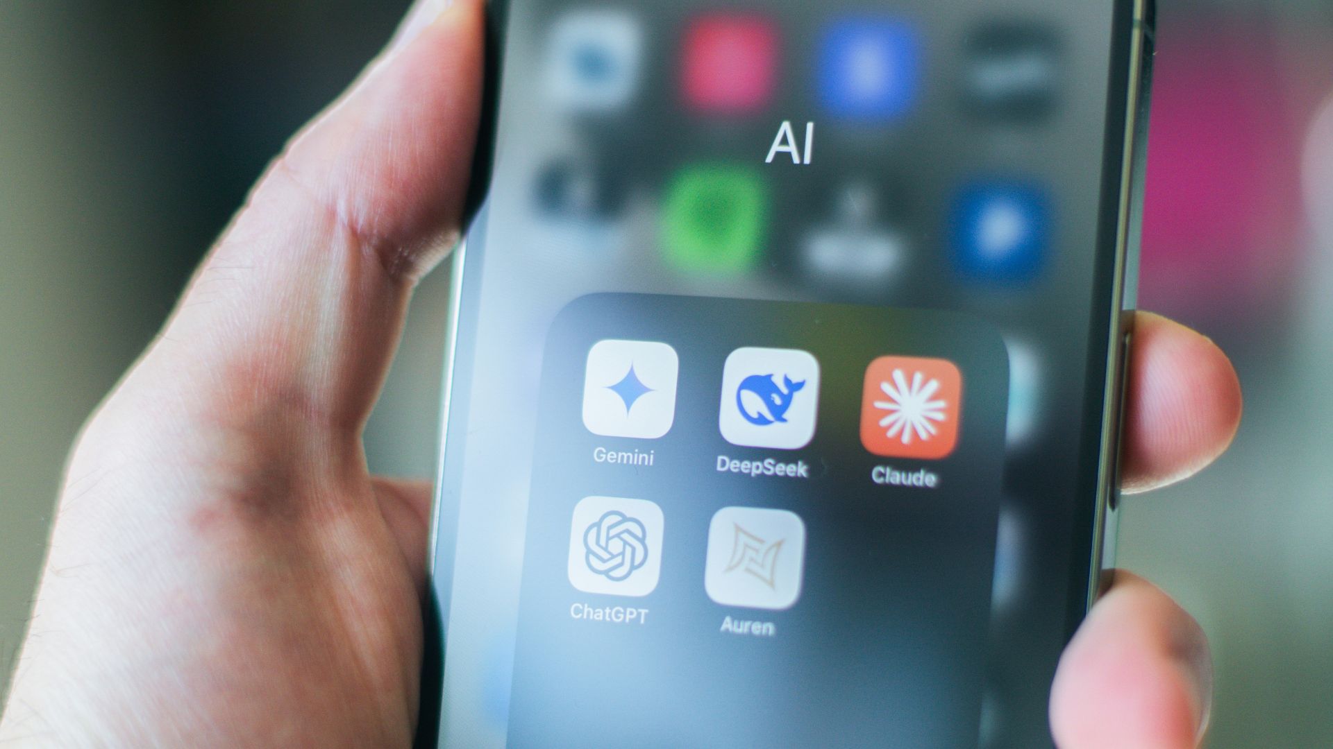 10 Things You Should Never Say to an AI ChatBot & 10 That Are Okay