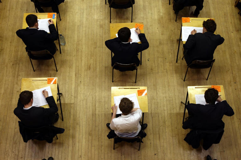 Disadvantaged white pupils have ‘particularly poor’ education outcomes ...