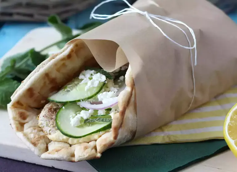 Gyros de pollo, ¡el bocadillo griego que te encantará!