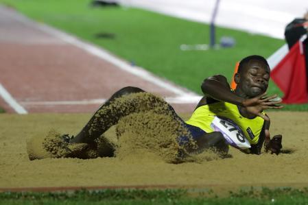Molina, Valencia y Stonem, oro, plata y bronce en salto largo; Davonte ...