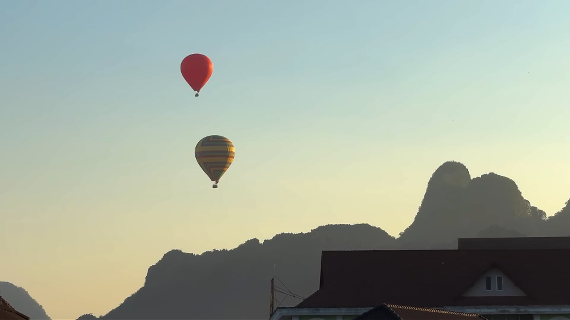 VANG VIENG - Enjoying Air Balloons Together