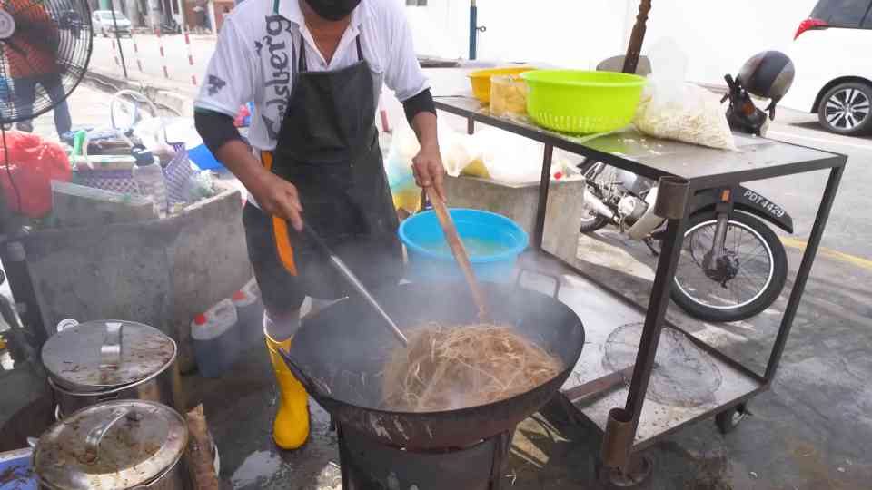 Huge street food tour in Penang, Malaysia - bee hoon vermicelli & rojak ...
