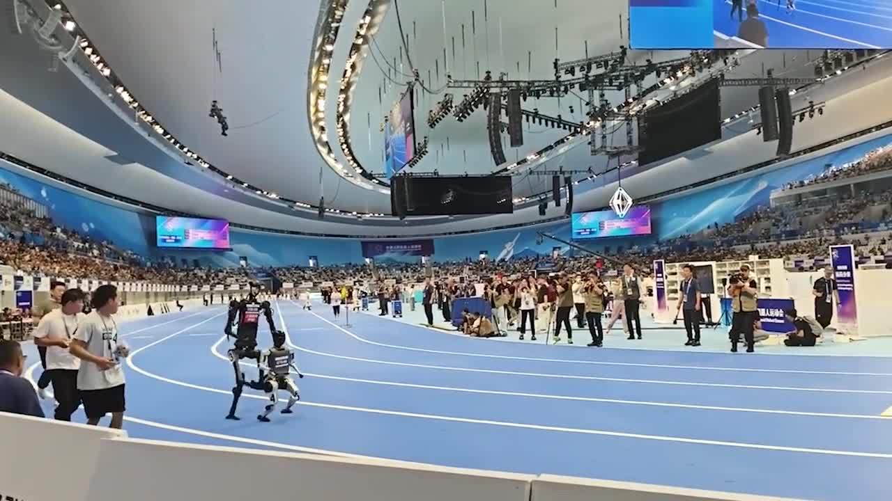 Robot crashes into smaller competitor during race in China