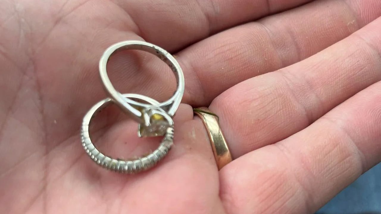 #TheMoment a couple found their lost wedding rings at the dump