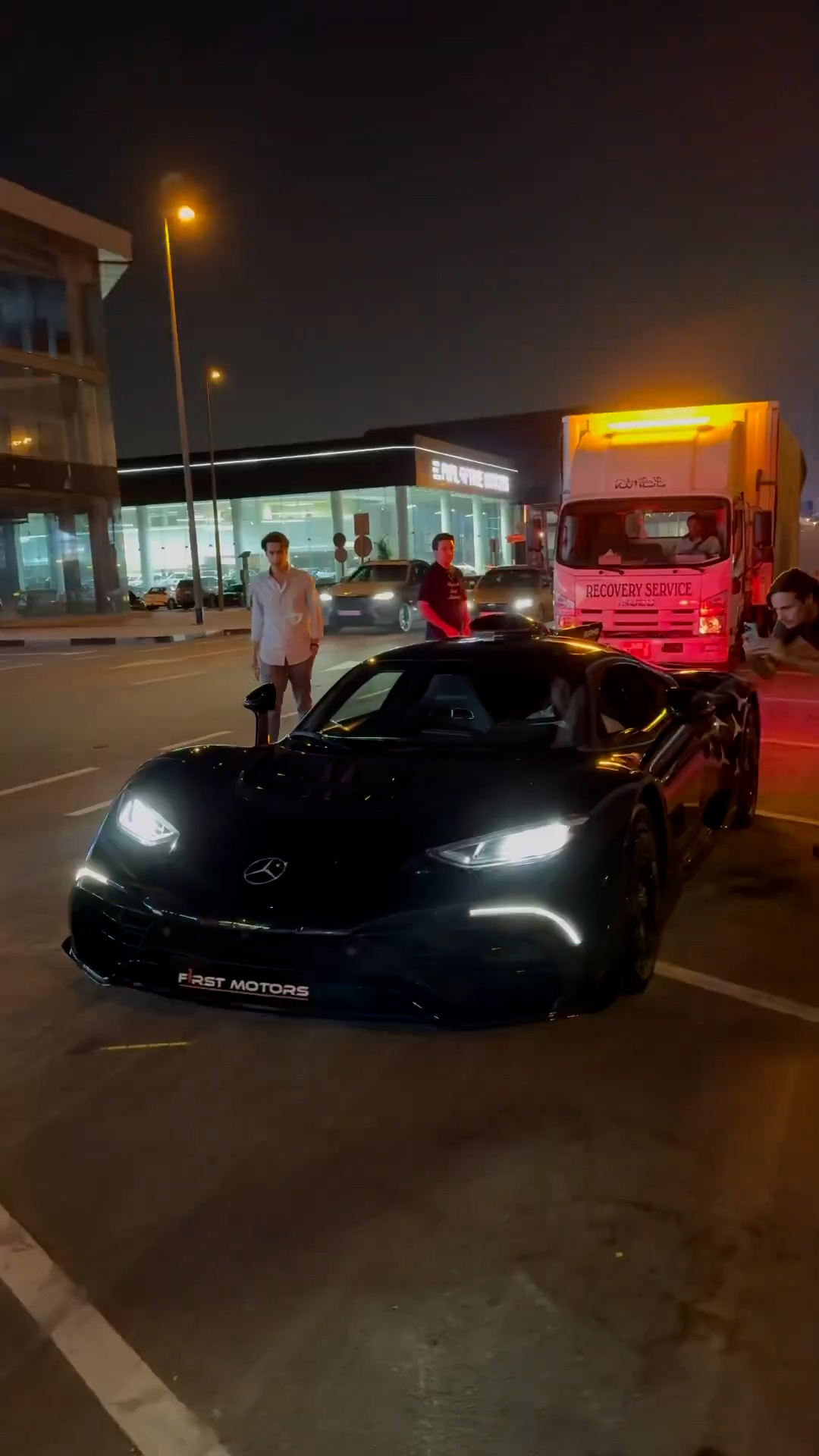 AMG One Gespot bij Laden op een Trailer