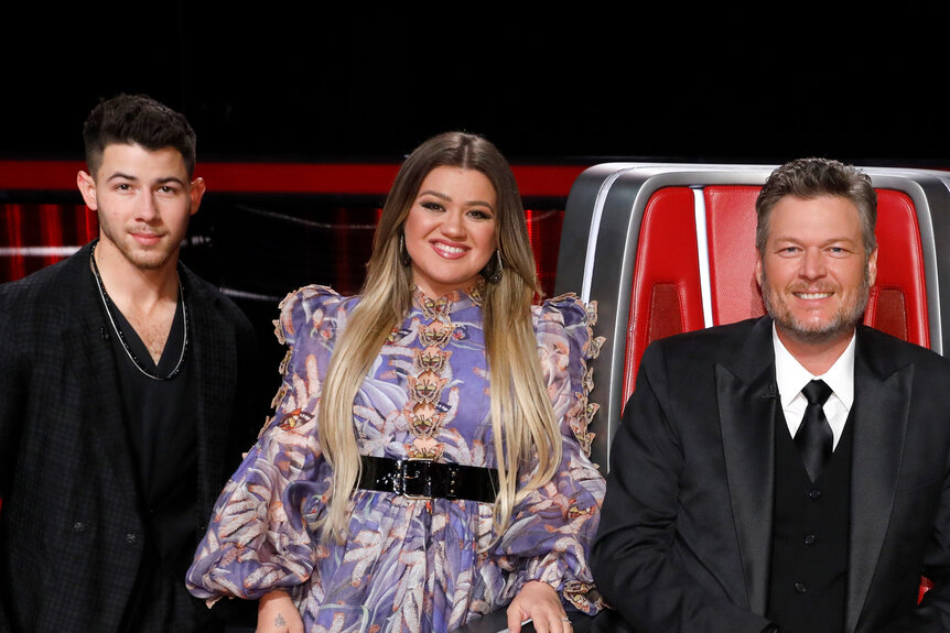 Kelly Clarkson Hilariously Ribbed Blake Shelton Over This Nick Jonas Story