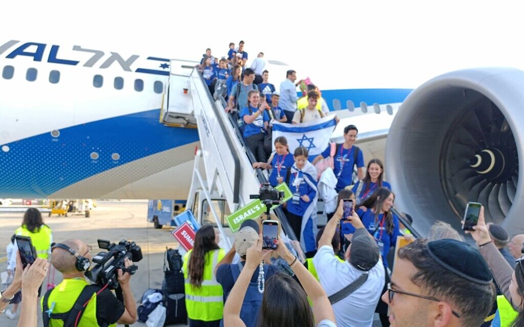 First Nefesh B’Nefesh Aliyah flight since Oct. 7 lands in Israel with ...