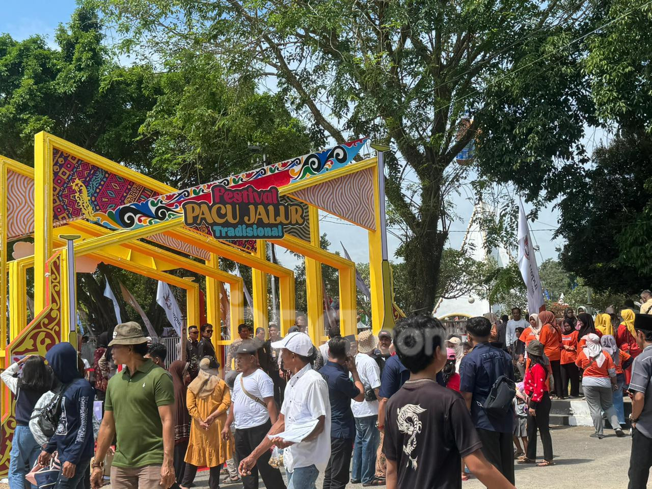 Ribuan Pengunjung Padati Tepian Narosa Event Festival Pacu Jalur Tradisional