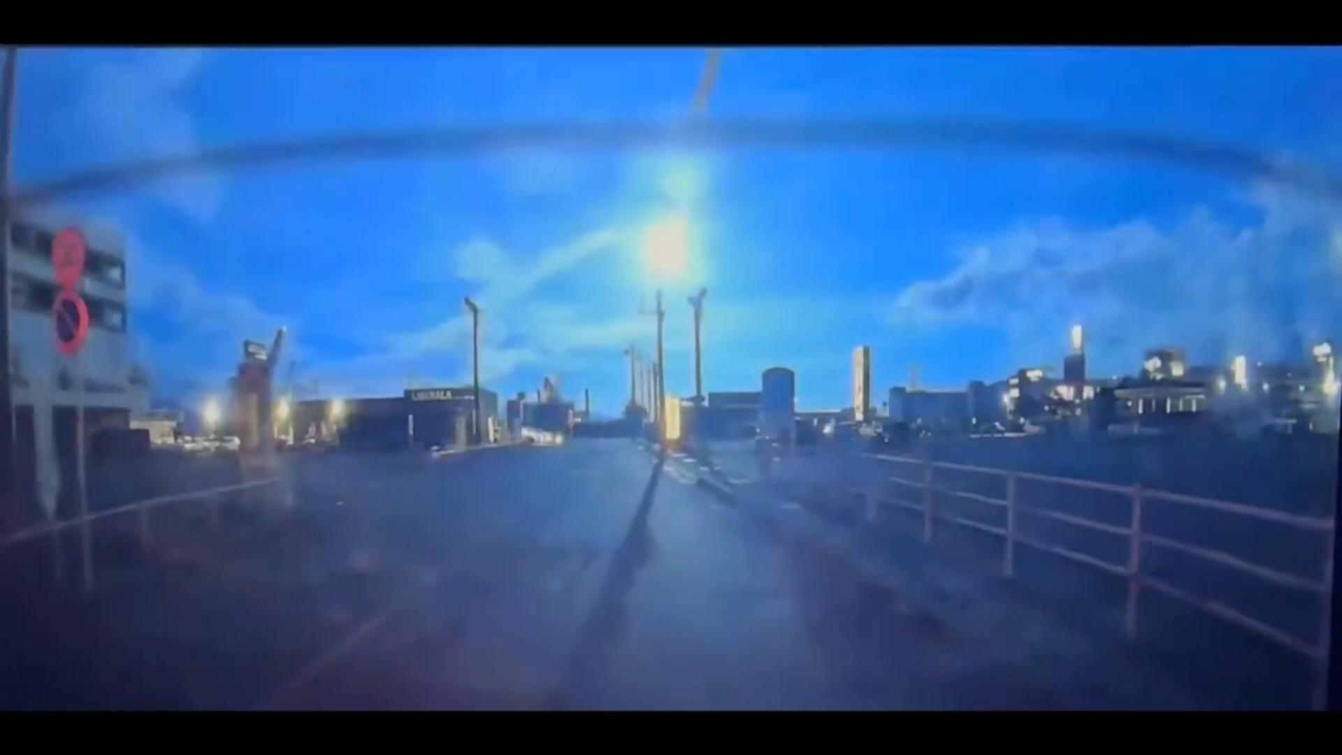 Driver's dash cam captures bright meteorite streaking across the night ...