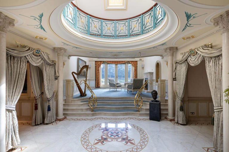 Leipe woning op Funda lijkt vanbinnen op een Grieks paleis: “Een villa ...