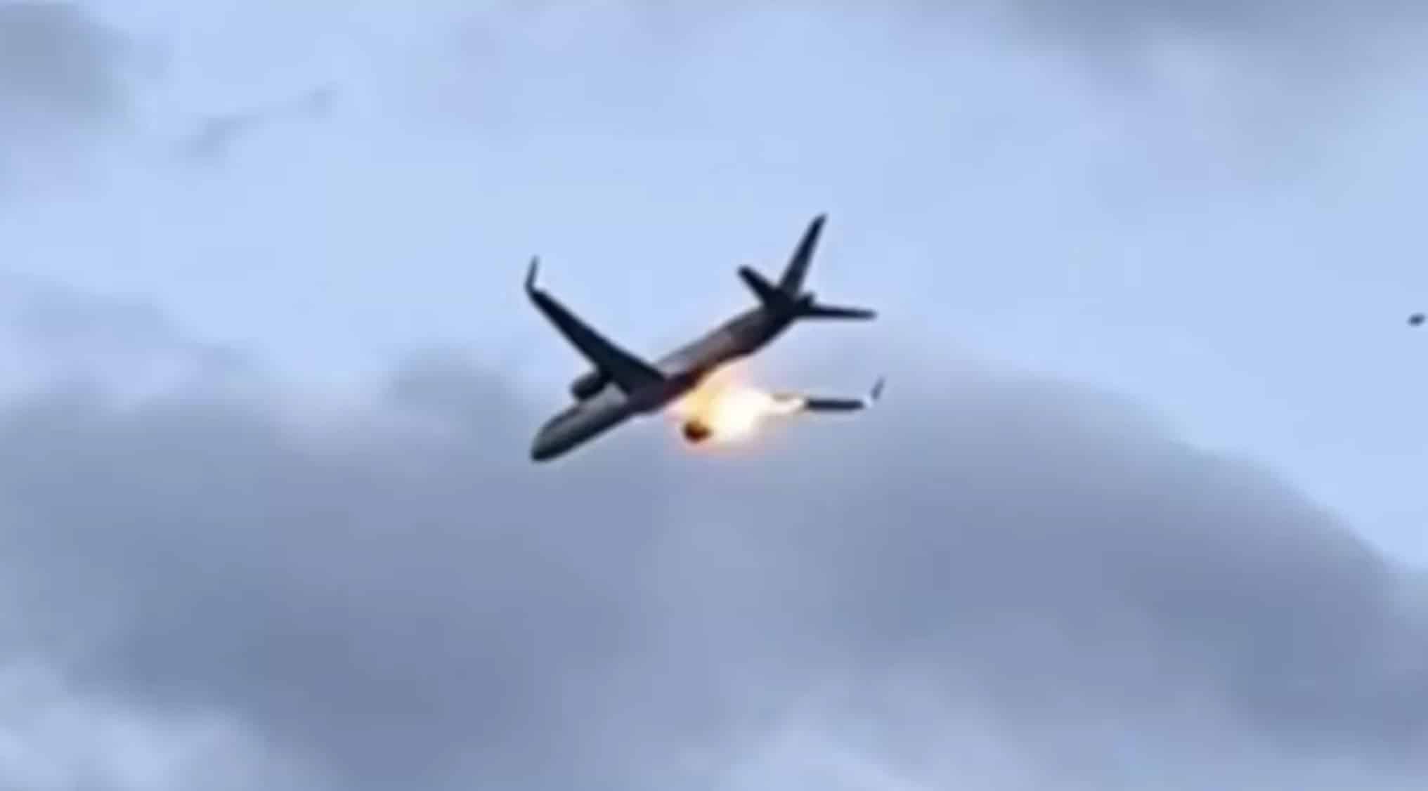Boeing pega fogo em pleno voo e passageiros enviam mensagens de despedida