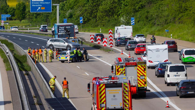 Zwei Lkw kollidieren mit Autos: Drei Verletzte