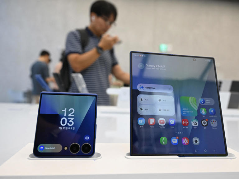 Flip phones are reigniting the smartphone wars