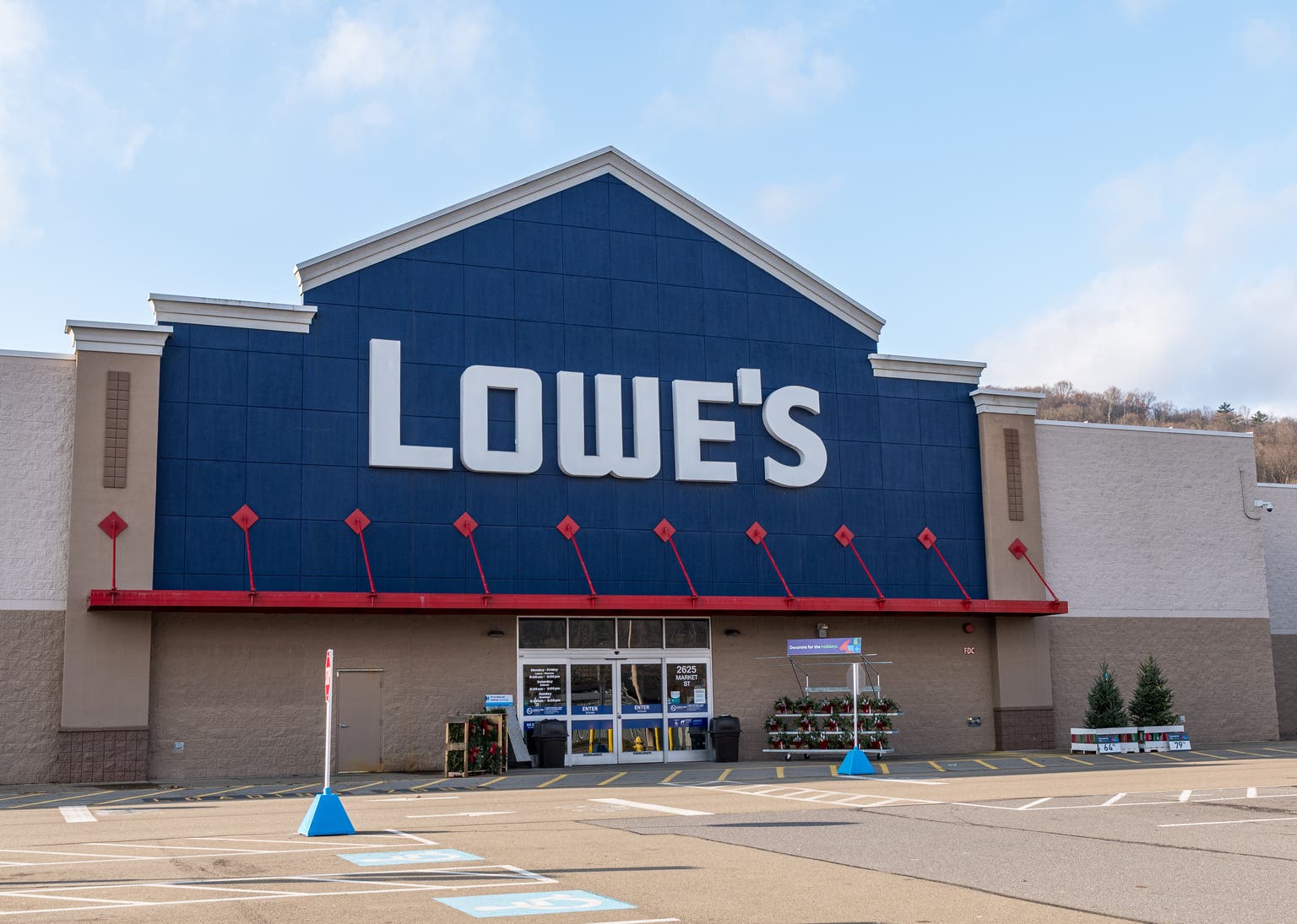 Lowe's rallies after boosting guidance, unveiling a major acquisition
