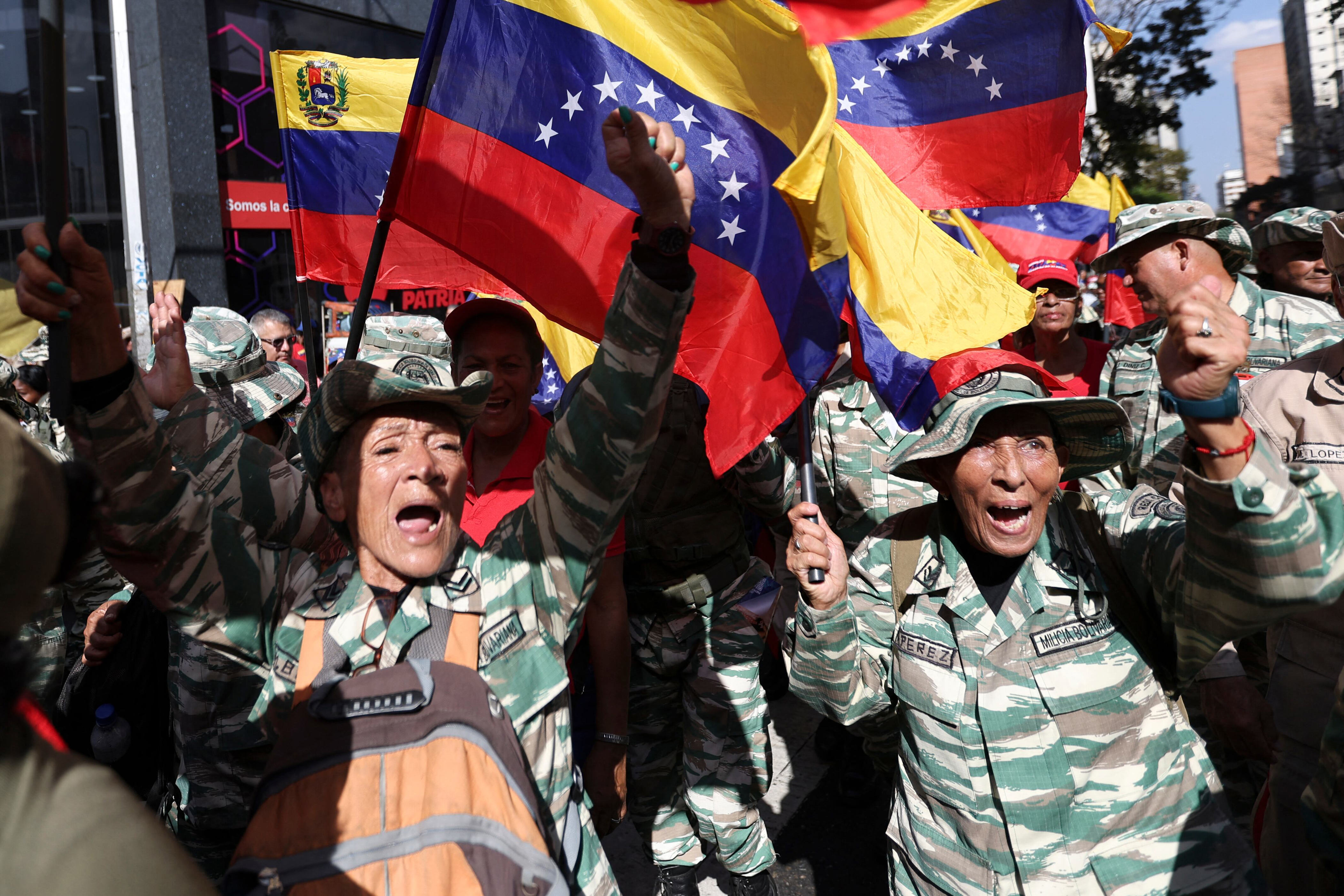 Maduro activa a los milicianos para defender a Venezuela de EE. UU.: un ...