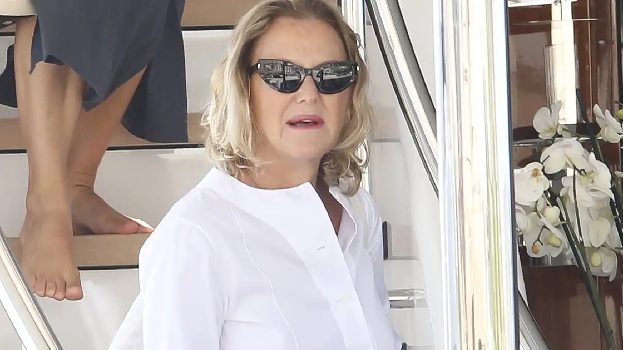 Flora Pérez, madre de Marta Ortega, ya tiene en su radar estas blusas ...