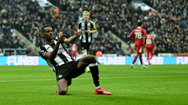 Alexander Isak to Liverpool: Latest news as striker completes British ...